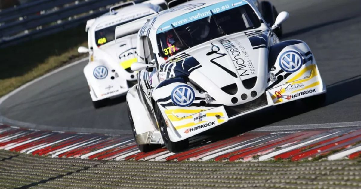 Suivre un stage de pilotage VW Fun Cup à Namur (Mettet)
